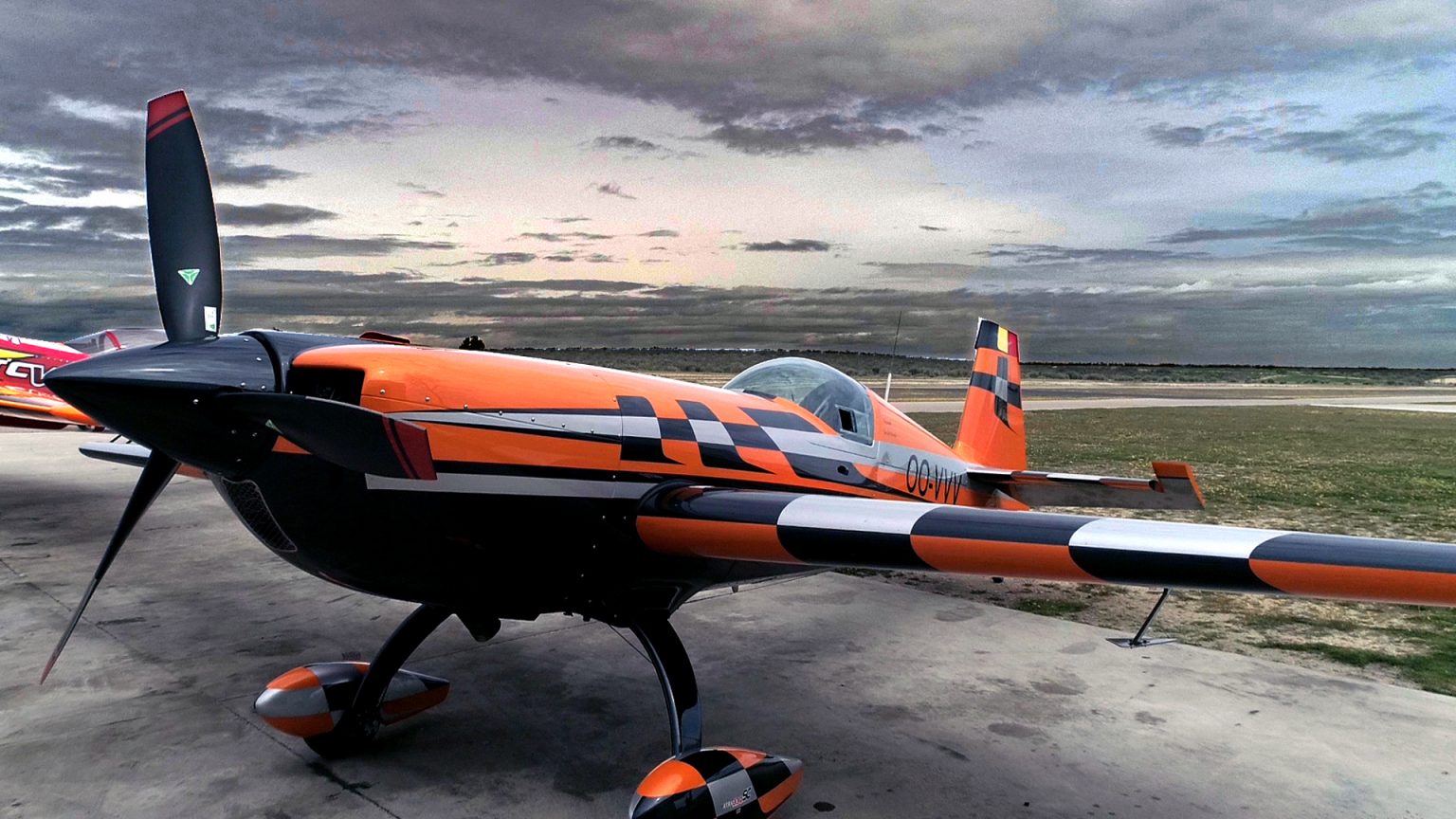 Extra330SC - Unlimited Aerobatics | Castor Fantoba